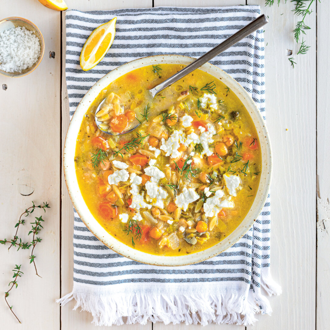 Wintersuppe mit Kritharaki, Tahin und Zitrone | CREME GUIDES
