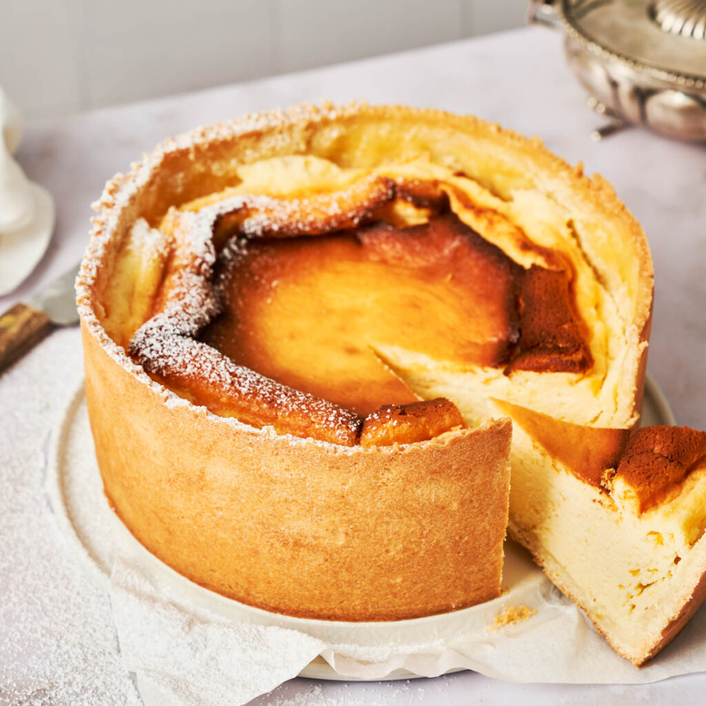 Gebackene Topfentorte aus der Wiener Zuckerbäckerei | CREME GUIDES
